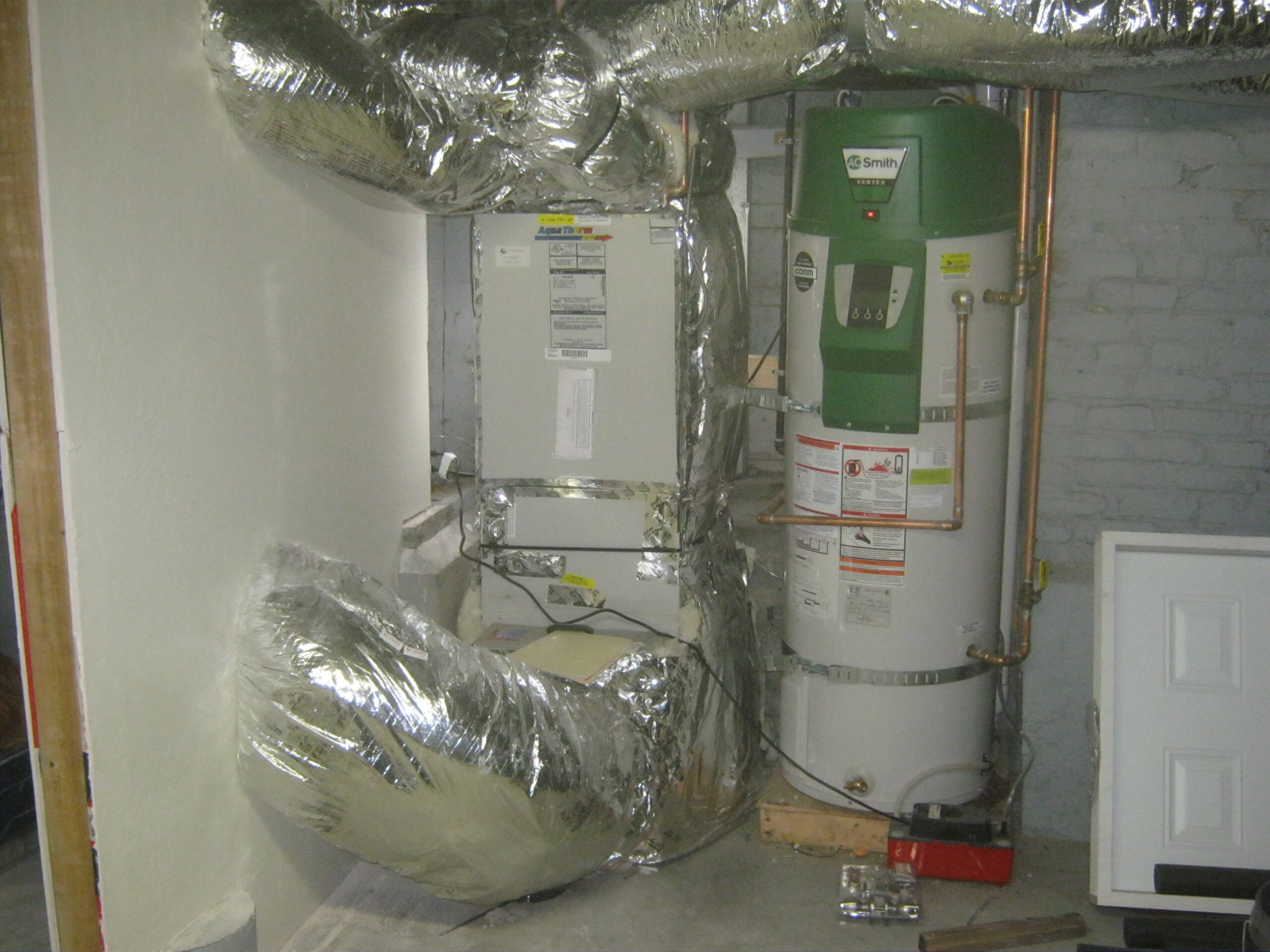 Hydronic heat exchanger forced air store